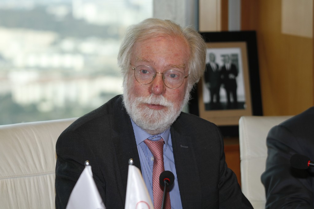 Roundtable with Prof. Paul Collier, Director of the Research ...